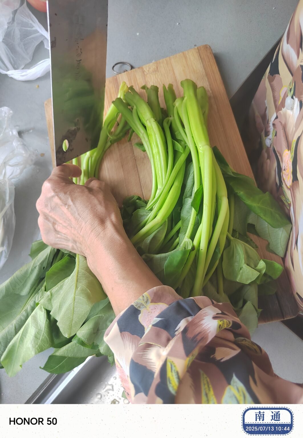 Stir-Fried Water Spinach - homecookedchina